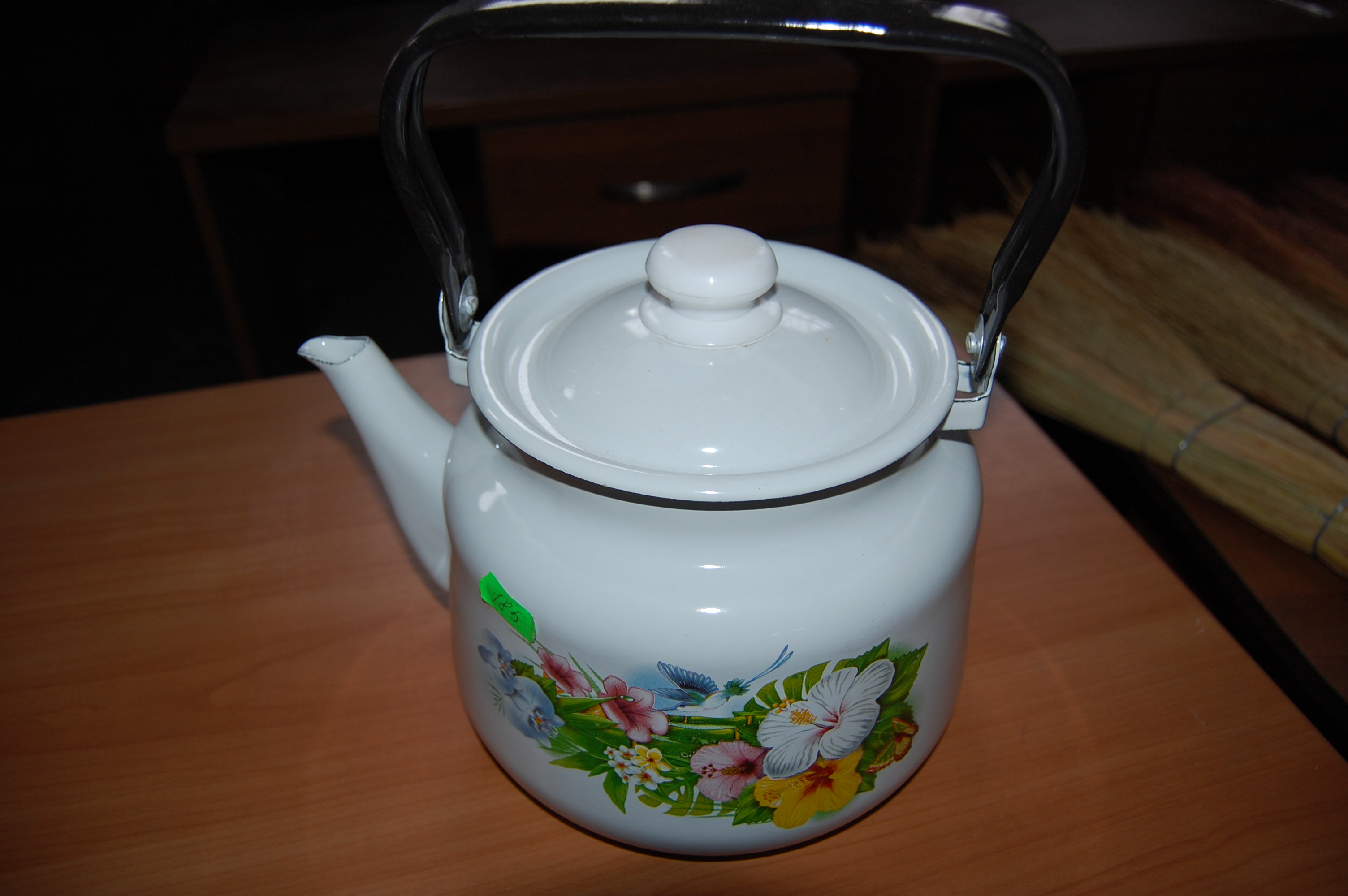 Чайник емальований білого кольору, новий - 1 шт. - setam.net.ua