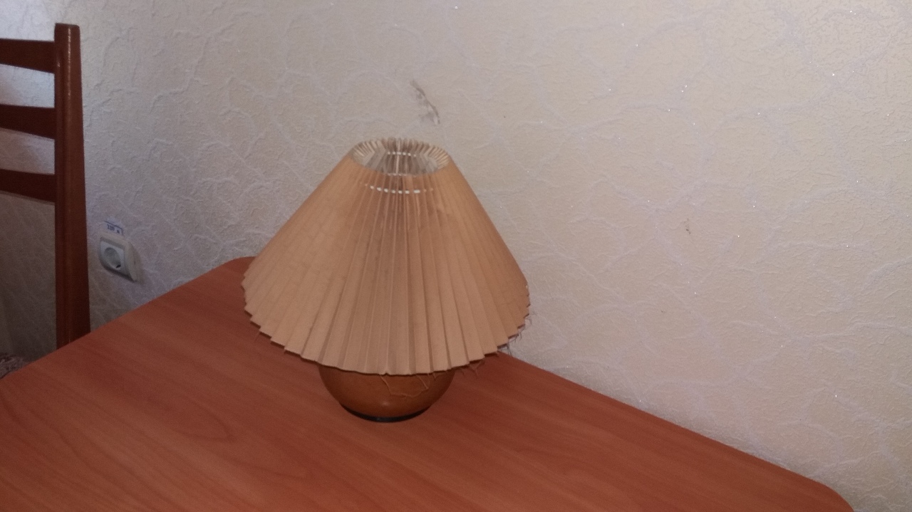 Настільна лампа з абажуром Ua