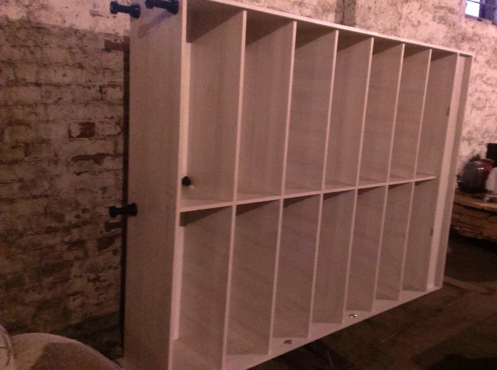 Шафа вітрина чотирьох дверна світло бежевого кольору матеріал ДСП двері скляні розміром