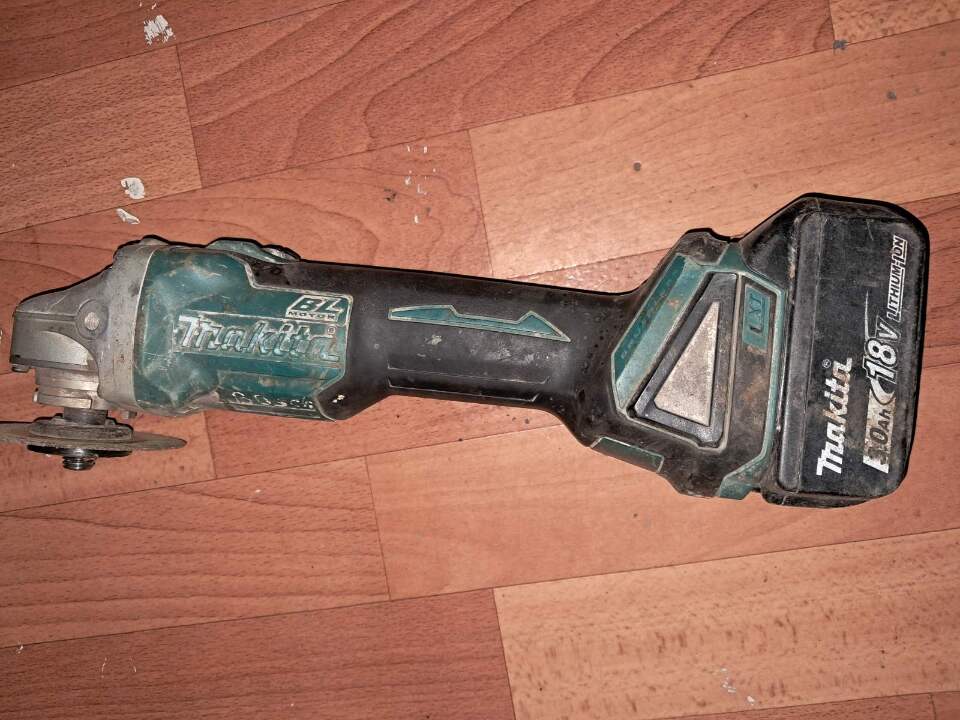 Електрична акумуляторна болгарка Makita DGA504 в зборі з акумулятором ...