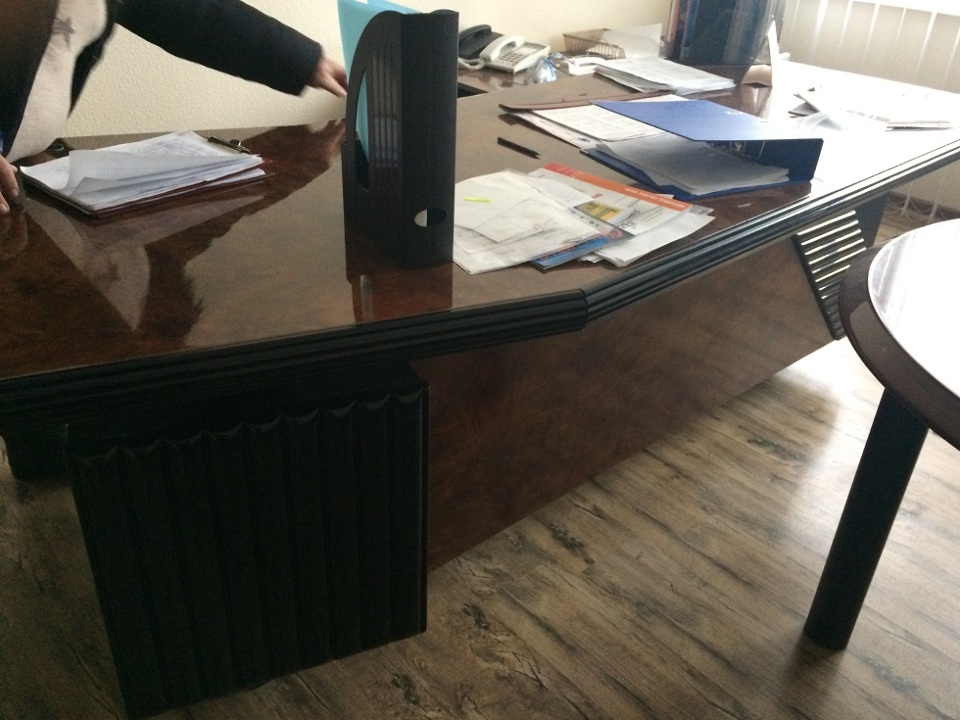 Стіл керівника з тумбою великою та тумбою на 3 шухляди Ua