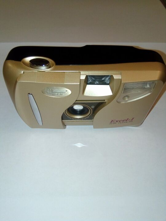 Плівковий фотоапарат з чохлом фірми Wizen, модель Excel-1 auto flash/DX ...