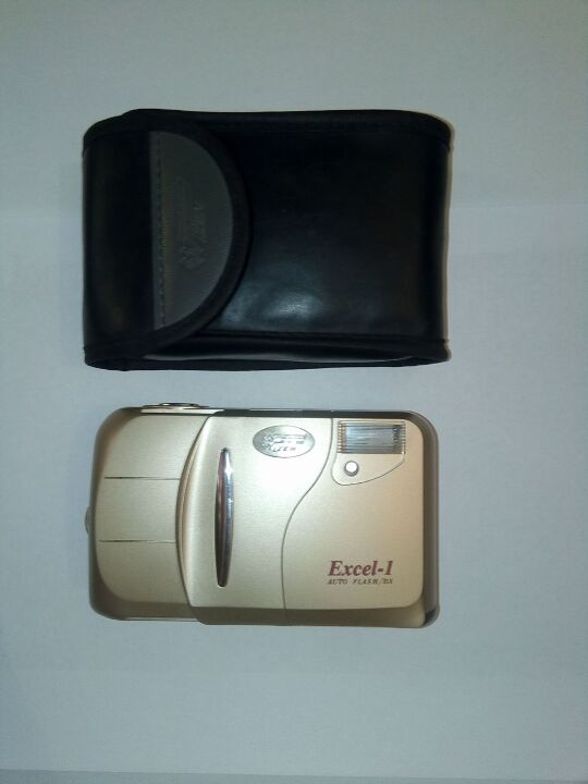 Плівковий фотоапарат з чохлом фірми Wizen, модель Excel-1 auto flash/DX ...